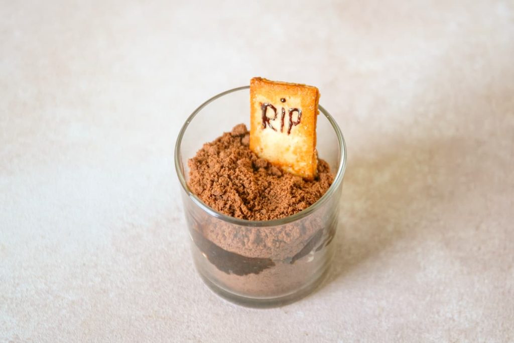 Graveyard Dirt Cups: Spooky Chocolate Pudding For Halloween