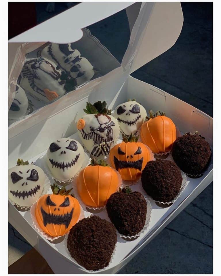 Easy Halloween Chocolate Covered Strawberries - Cute Ghosts