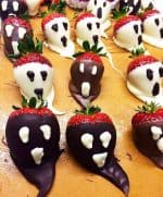 Easy Halloween Chocolate Covered Strawberries - Cute Ghosts