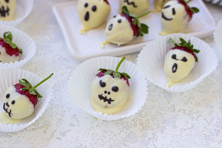 Easy Halloween Chocolate Covered Strawberries - Cute Ghosts