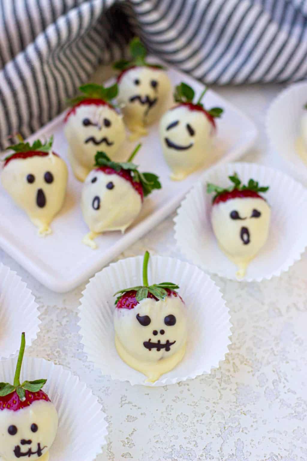 Easy Halloween Chocolate Covered Strawberries - Cute Ghosts