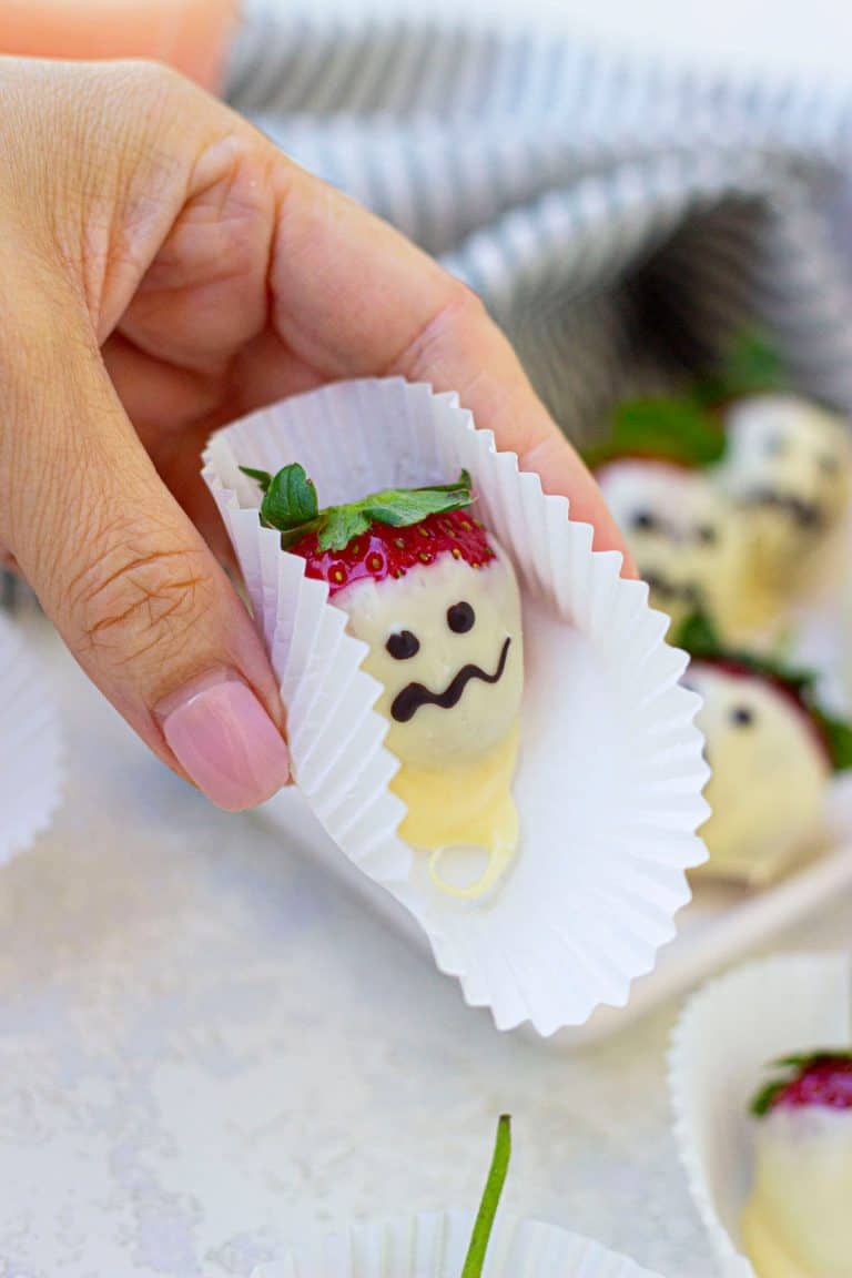 Easy Halloween Chocolate Covered Strawberries - Cute Ghosts
