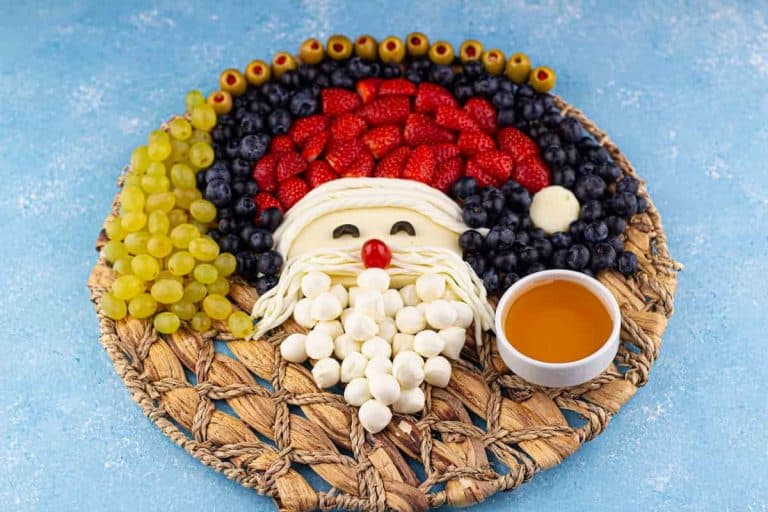 Santa Charcuterie Board: Easy & Cute Christmas Snack Board