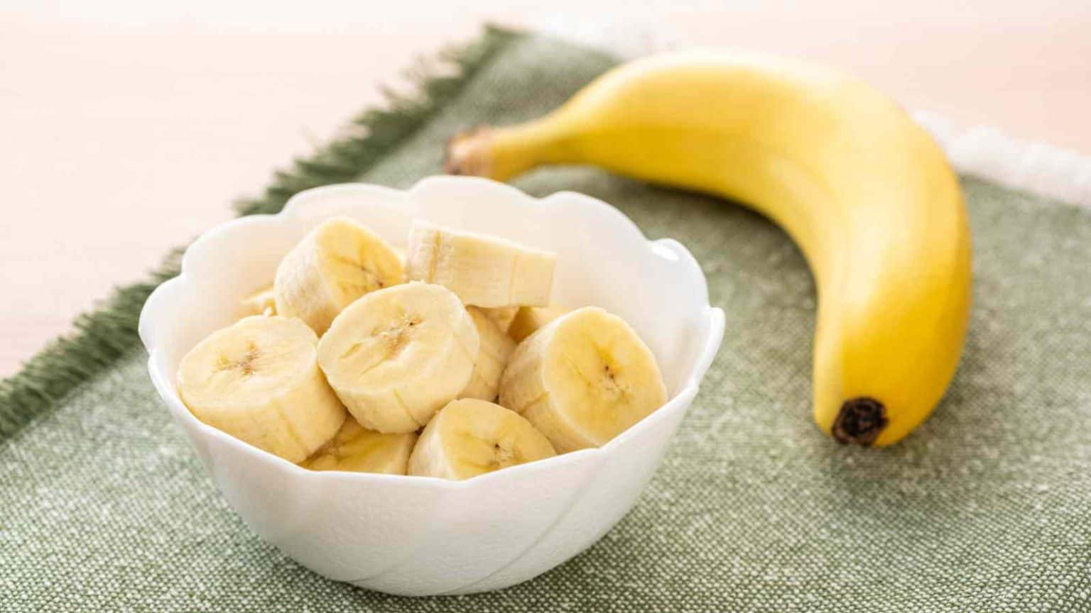 15 Foods to Eat During Jet Lag to Rebalance Your System (And 5 To Avoid)