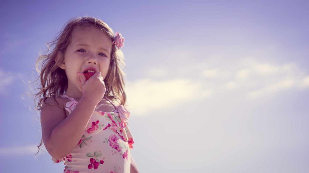 35 Light Summer Girl Names for Your Little Ray of Sunshine