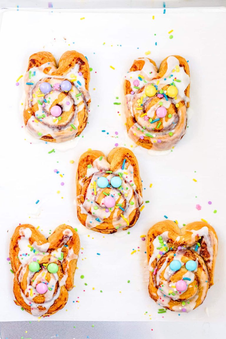 Super Cute And Easy Easter Bunny Cinnamon Rolls