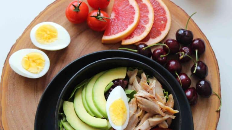 15 Foods to Eat During Jet Lag to Rebalance Your System (And 5 To Avoid)