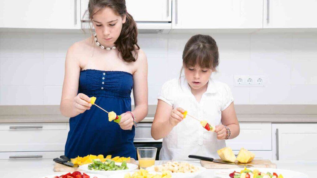 20 Tricks Parents Use To Help Picky Eaters Try New Foods