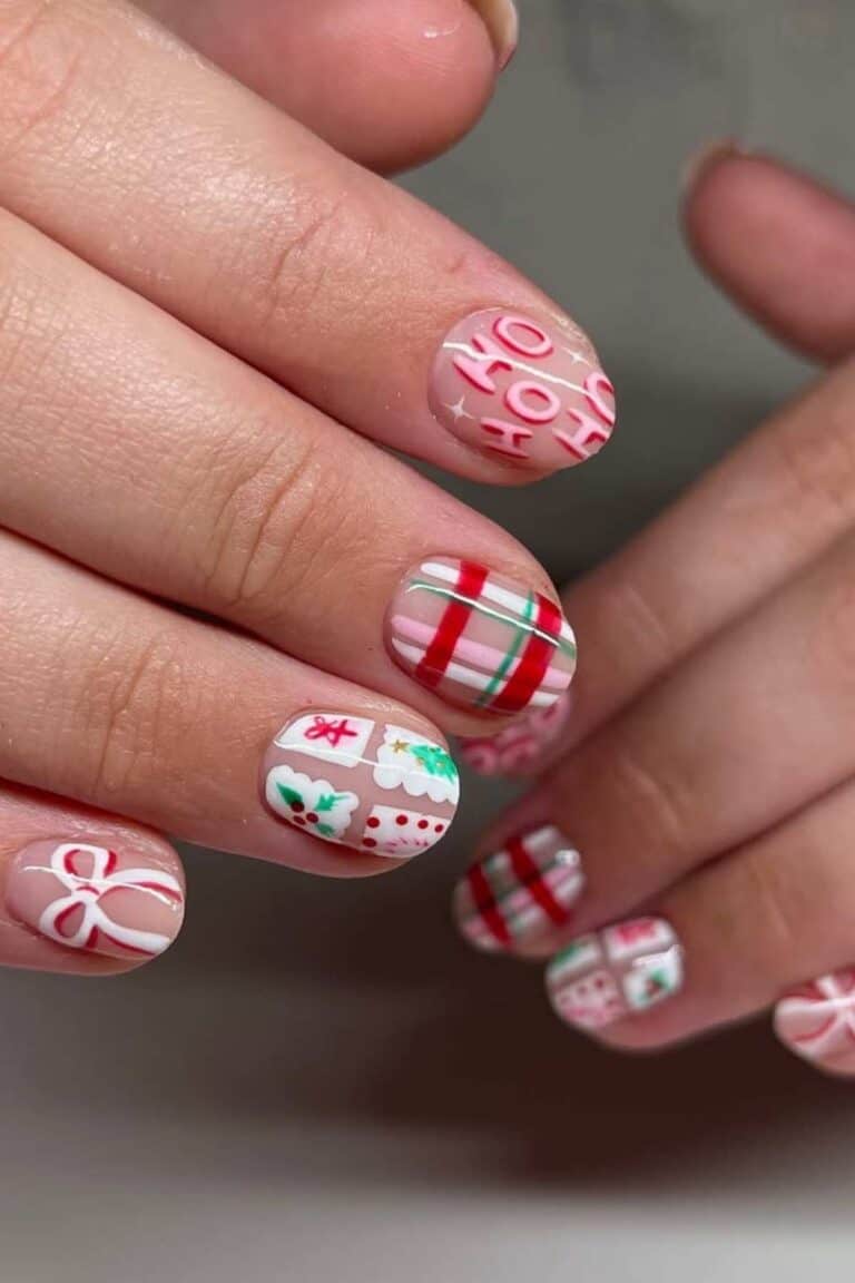 40 Short Christmas Nail Designs That Are Sleek, Simple and So Festive
