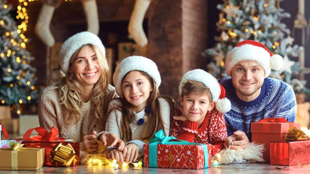 40 Family Christmas Photoshoot Ideas That Feel Straight Out of a ...