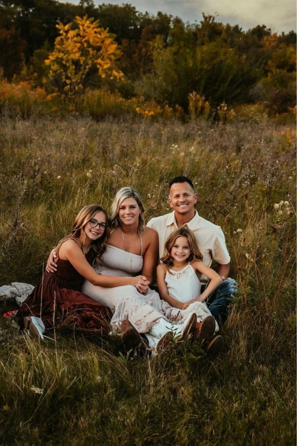 40 Creative Fall Family Photoshoot Ideas to Capture the Golden Season