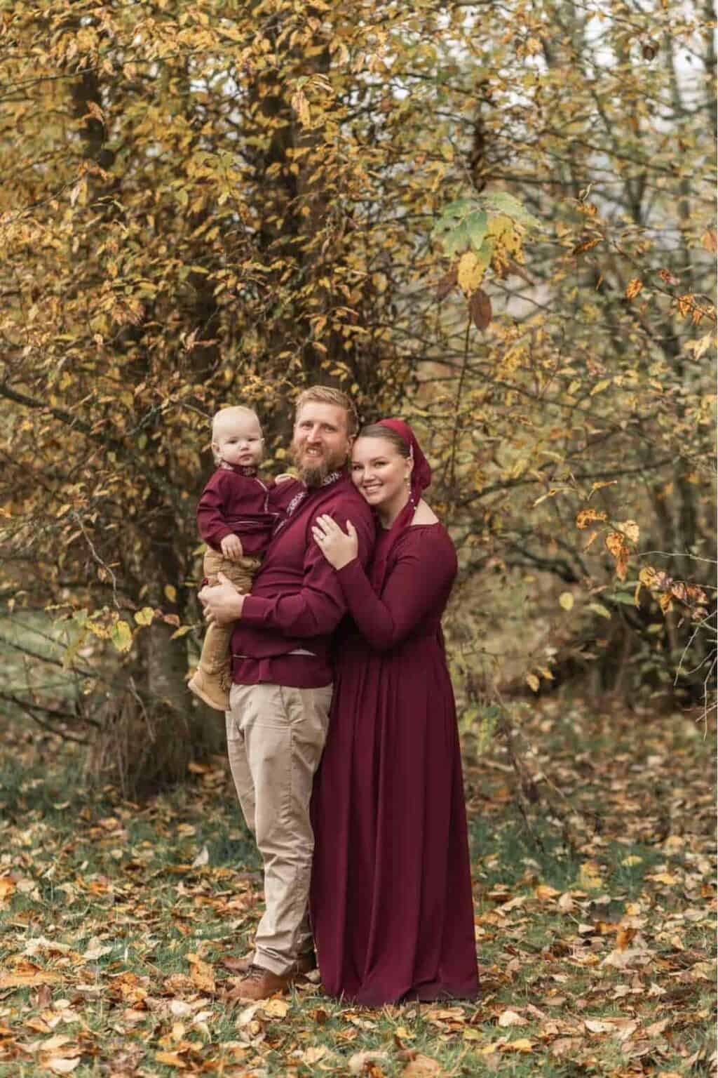 40 Creative Fall Family Photoshoot Ideas to Capture the Golden Season