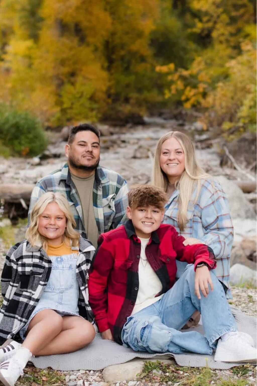 40 Creative Fall Family Photoshoot Ideas to Capture the Golden Season