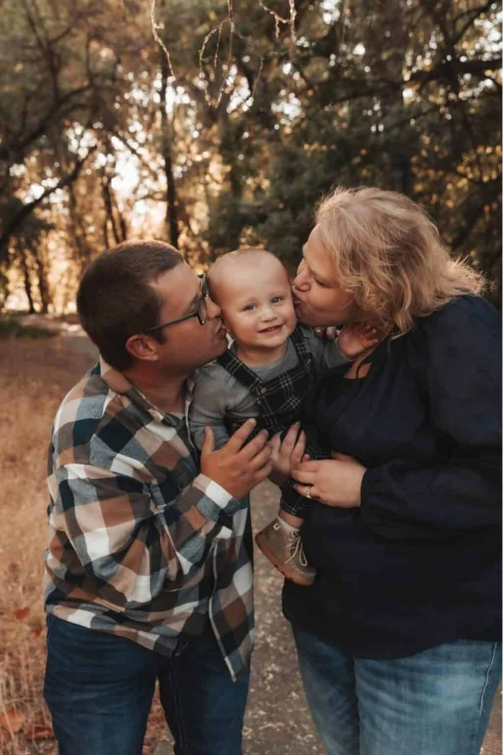 40 Creative Fall Family Photoshoot Ideas to Capture the Golden Season