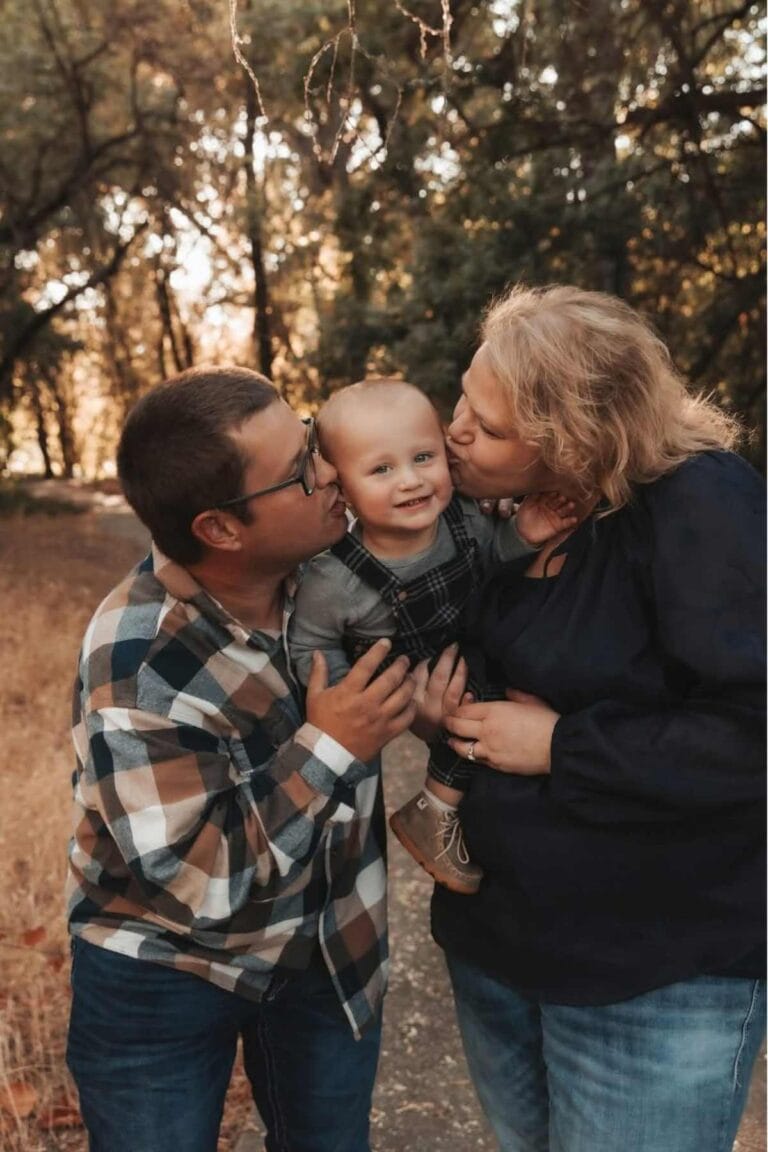 40 Creative Fall Family Photoshoot Ideas to Capture the Golden Season