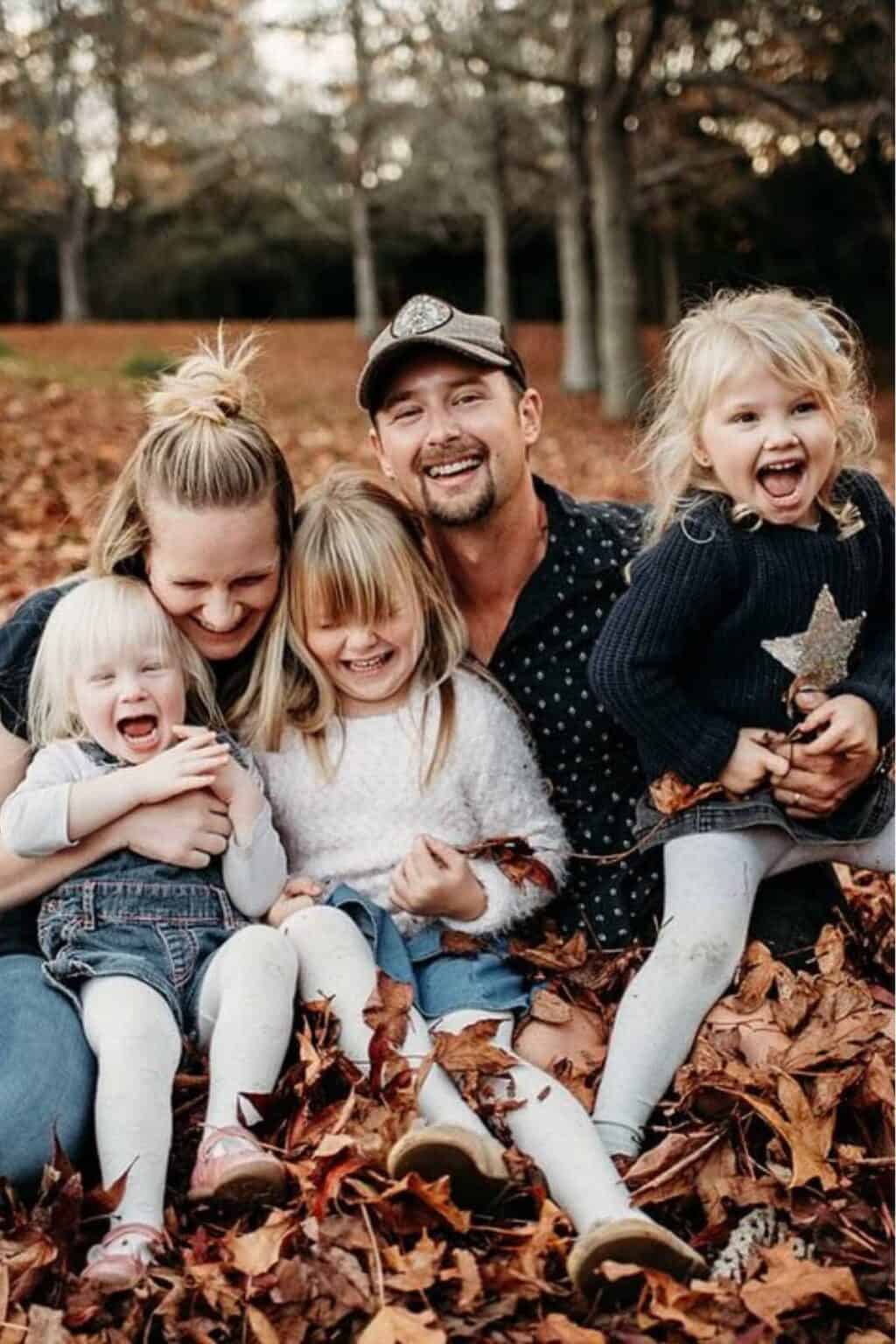 40 Creative Fall Family Photoshoot Ideas to Capture the Golden Season