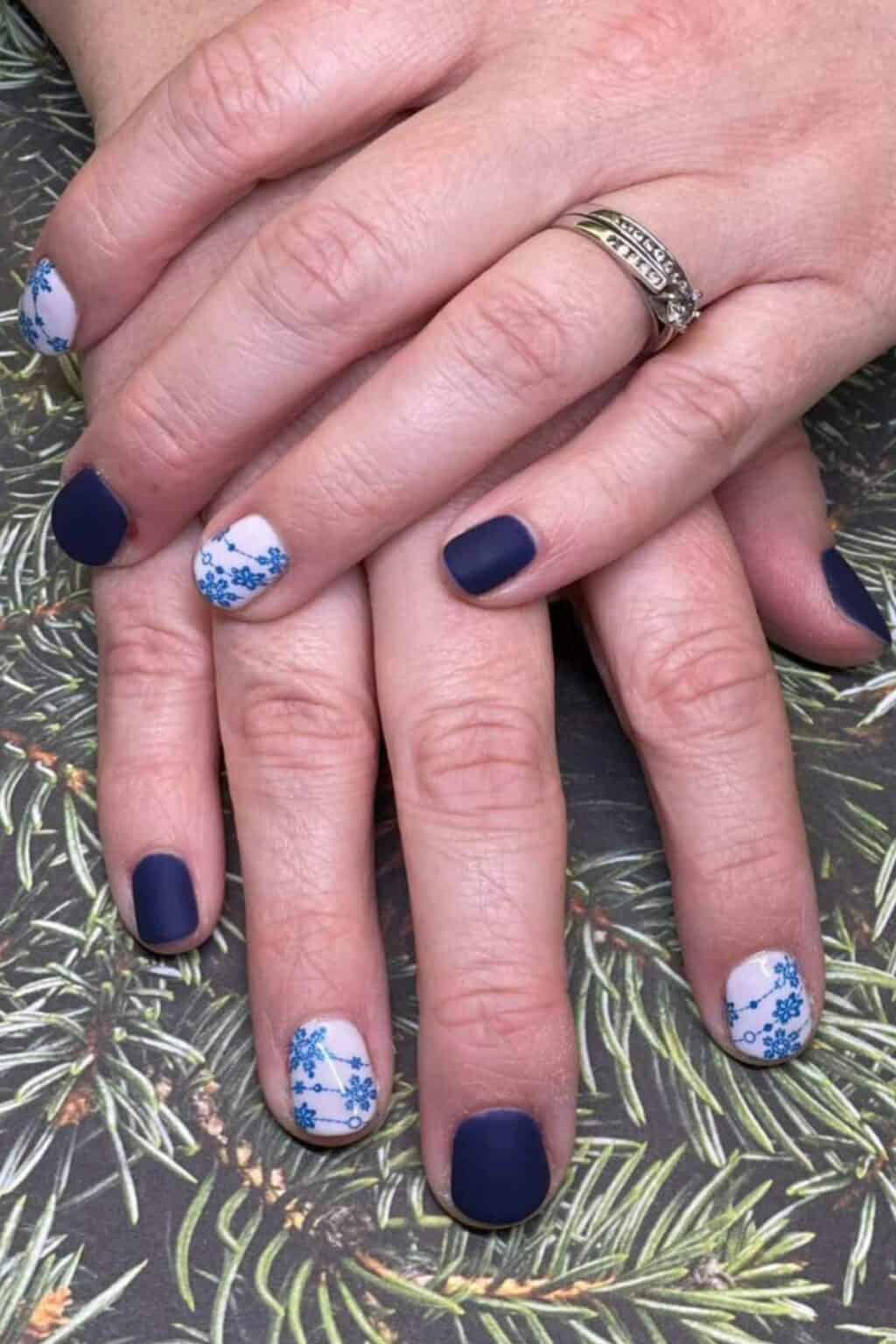 40 Short Winter Nails That Bring Subtle Sparkle to the Season