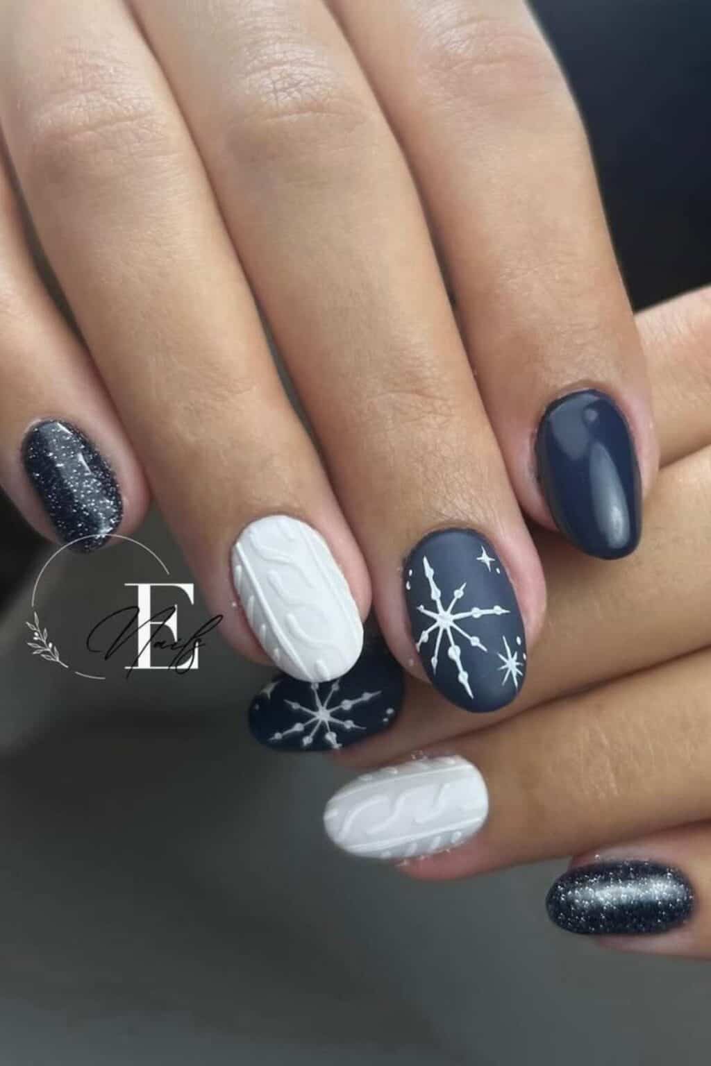 40 Short Winter Nails That Bring Subtle Sparkle to the Season