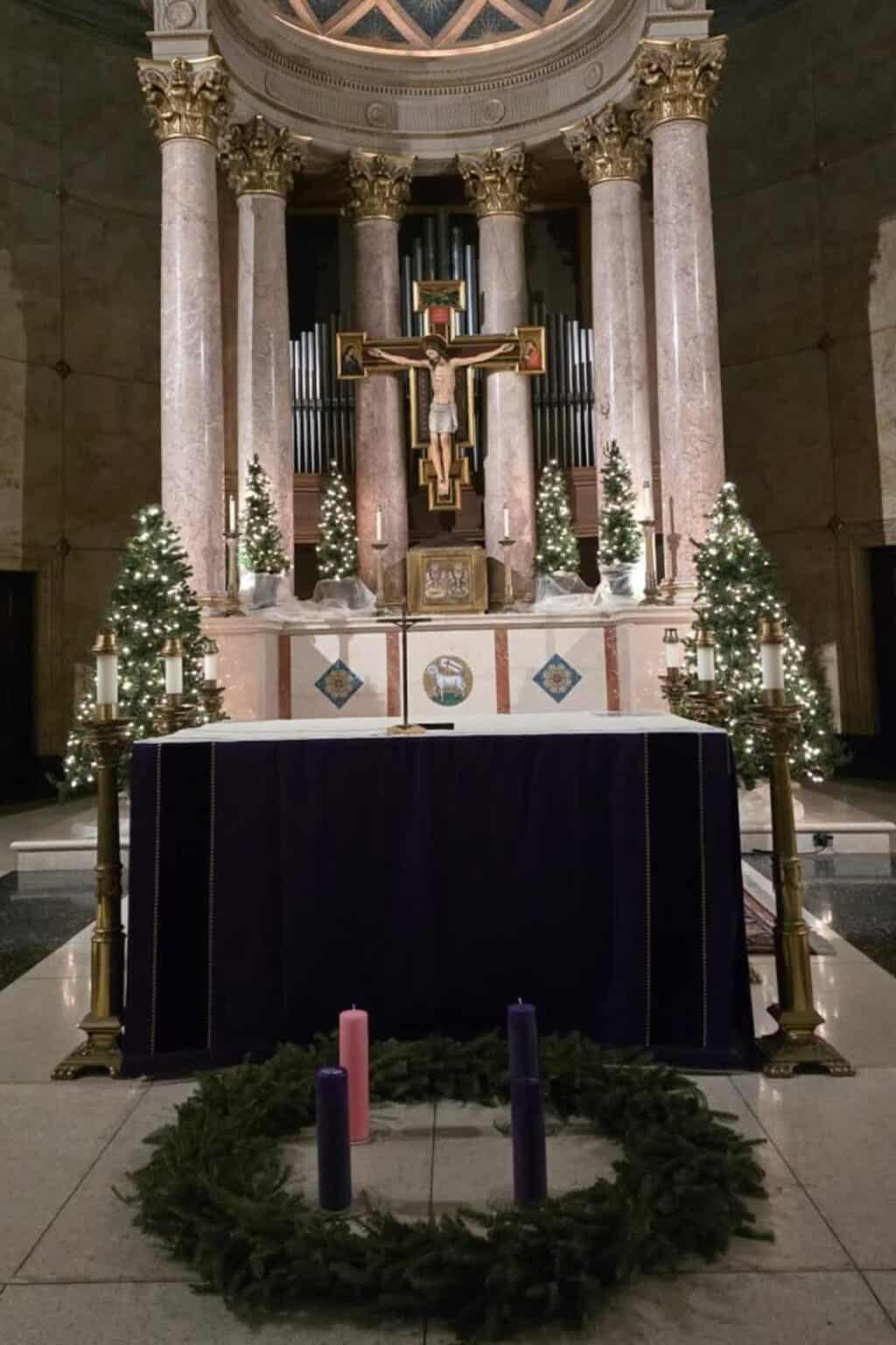40 Christmas Church Decoration Ideas That Bring Warmth and Meaning