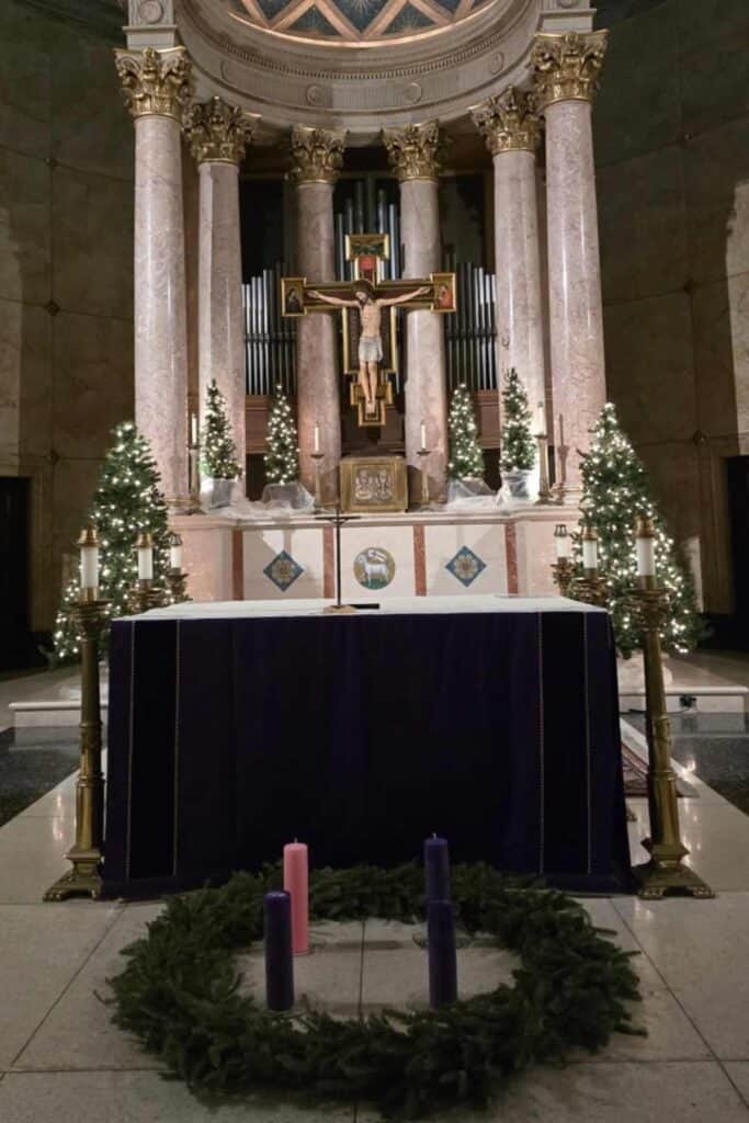 40 Christmas Church Decoration Ideas That Bring Warmth and Meaning