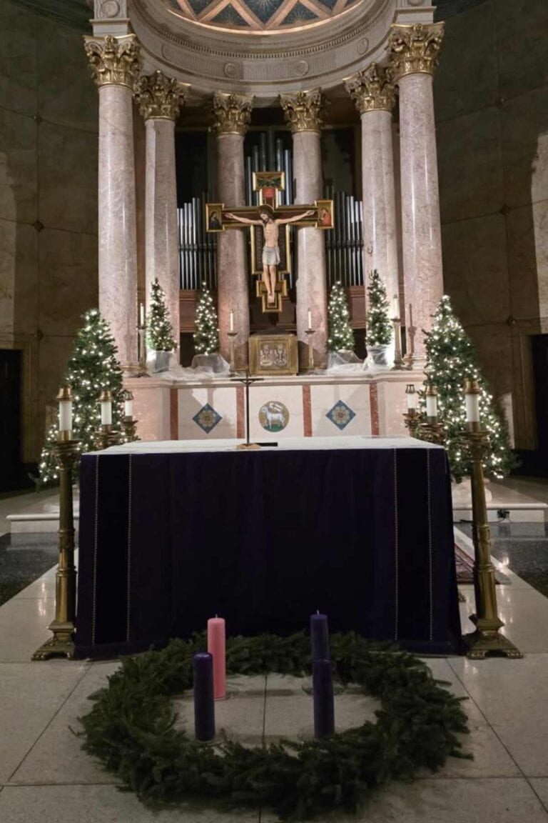 40 Christmas Church Decoration Ideas That Bring Warmth and Meaning
