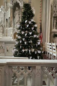 40 Christmas Church Decoration Ideas That Bring Warmth and Meaning