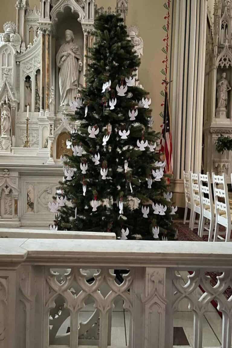 40 Christmas Church Decoration Ideas That Bring Warmth and Meaning