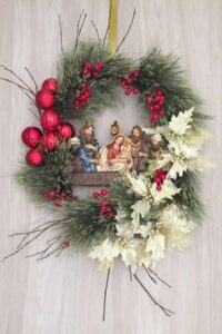 40 Christmas Wreath Ideas to Make Your Home Feel Extra Festive