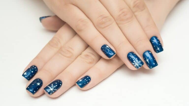 40 Short Winter Nails That Bring Subtle Sparkle to the Season