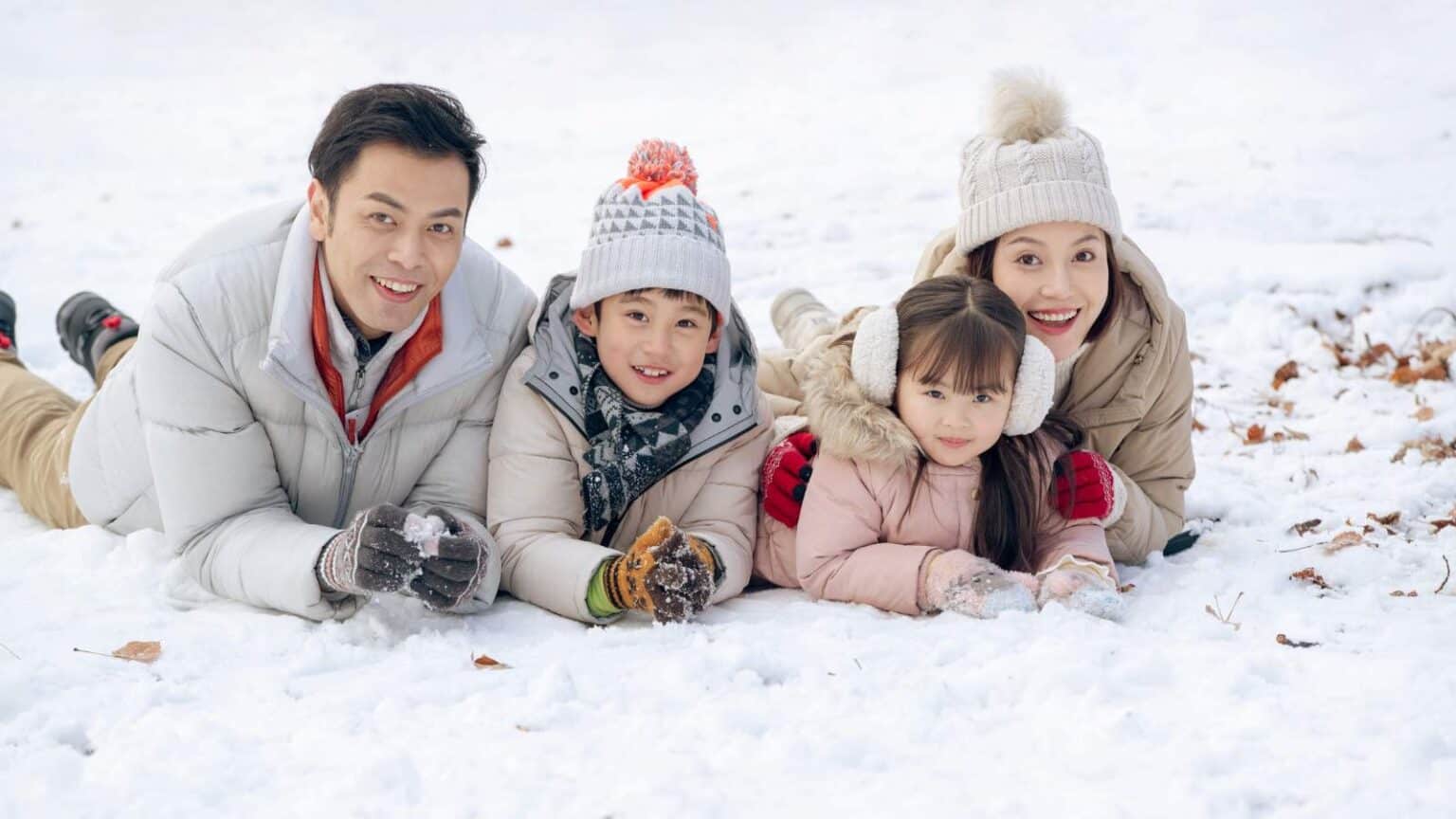45 Winter Family Photoshoot Ideas That Capture Seasonal Magic