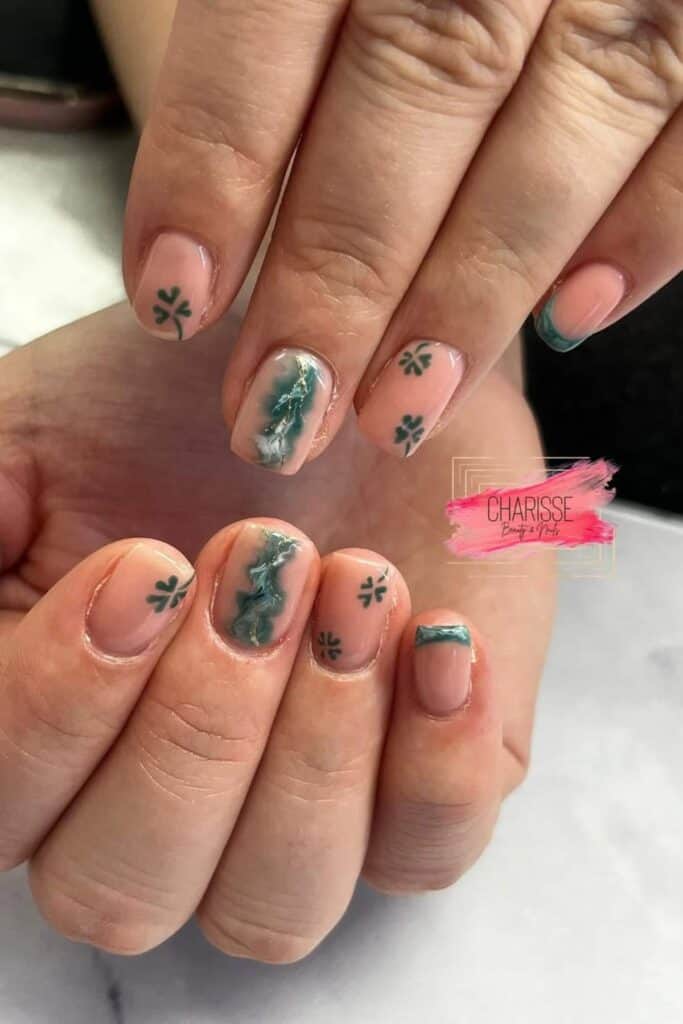 35 short St. Patrick’s Day nails to rock in March